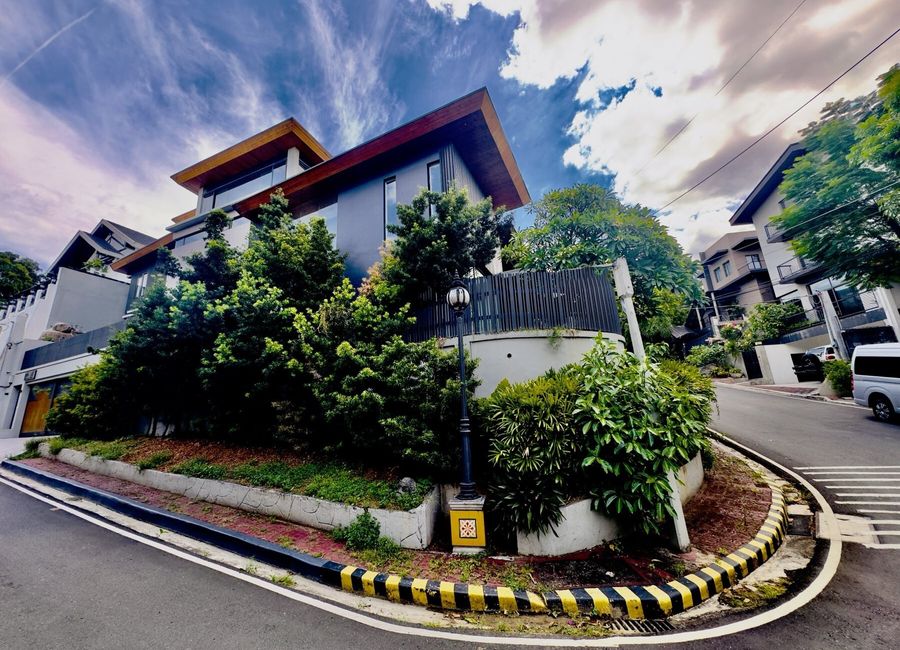 Luxurious 5 Bedrooms Corner House and Lot for Sale in St. Ignatius ...