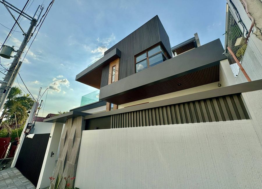 7 Bedrooms & 8 Baths in This Grand 3-Storey Home in Filinvest QC ...