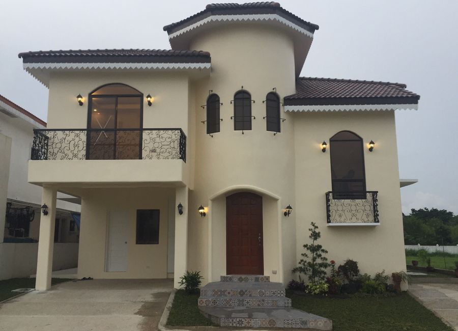 For Sale: Elegant, Spanish-Mediterranean House in Versailles, Las Piñas ...