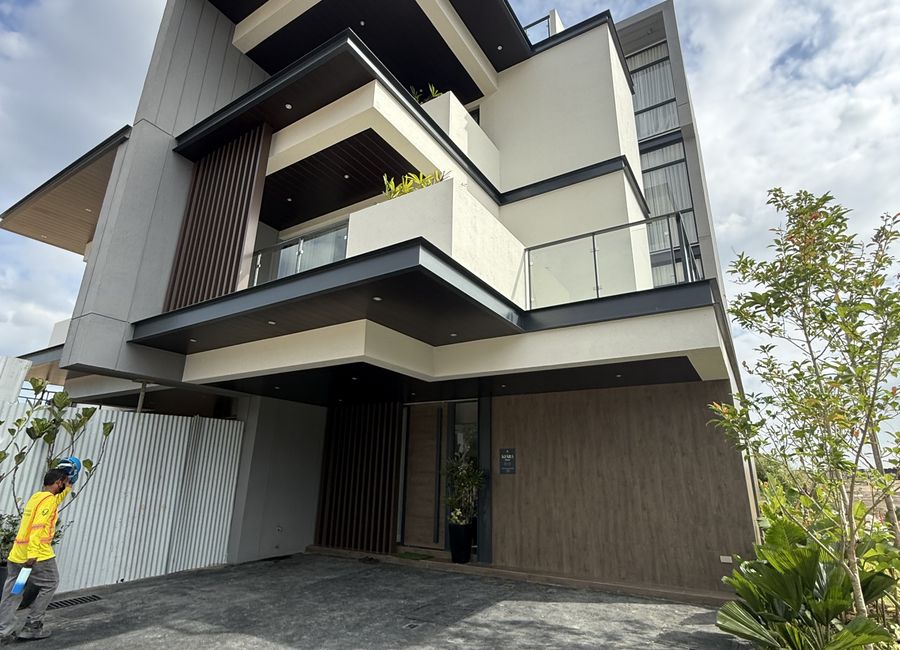 M Residence Capitol Hills: Elegant Living & Family Comfort - Rey ...