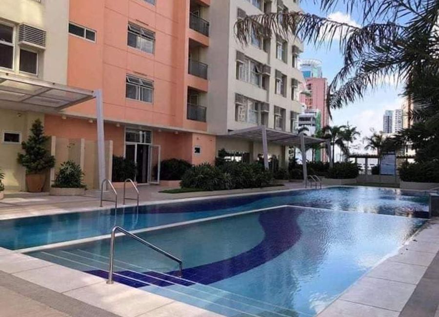 RFO Studio Unit w/ Parking FOR SALE at Paseo De Roces Legazpi Village ...