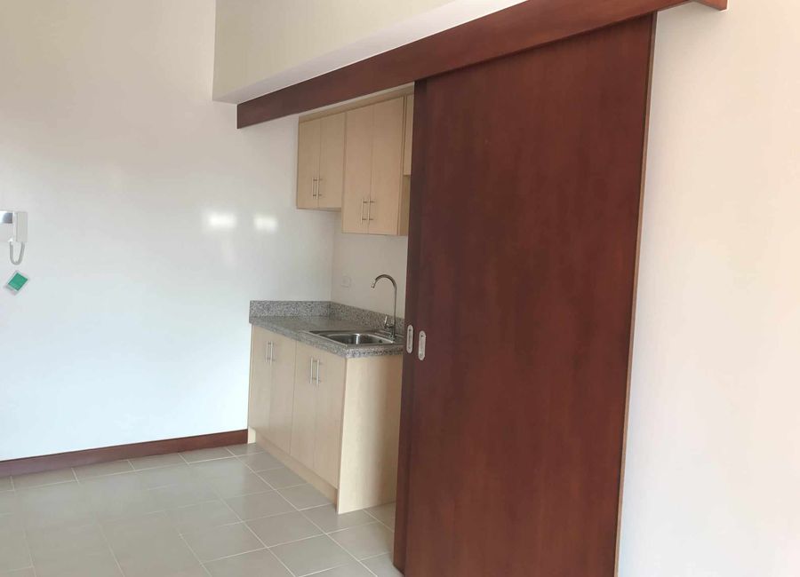 RFO Studio Unit w/ Parking FOR SALE at Paseo De Roces Legazpi Village ...