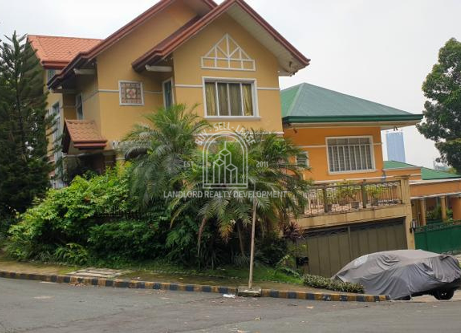 Corner lot, wide frontage house for sale in Whiteplains, Quezon City ...