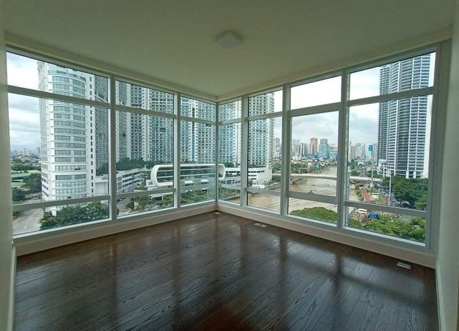 Good Deal: Semi-furnished 2BR Unit in Edades Suites, Rockwell Center ...