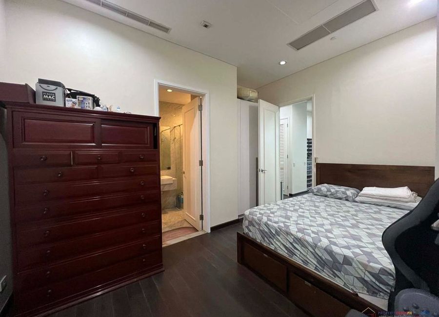 Semi Furnished One Bedroom condo unit for Sale in Trump Tower at Makati ...