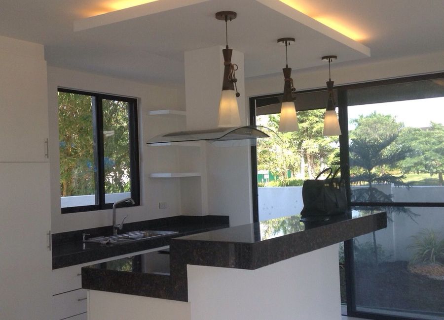 The Elegant 3 Bedroom House for Rent in Pramana Residential Park, Santa ...