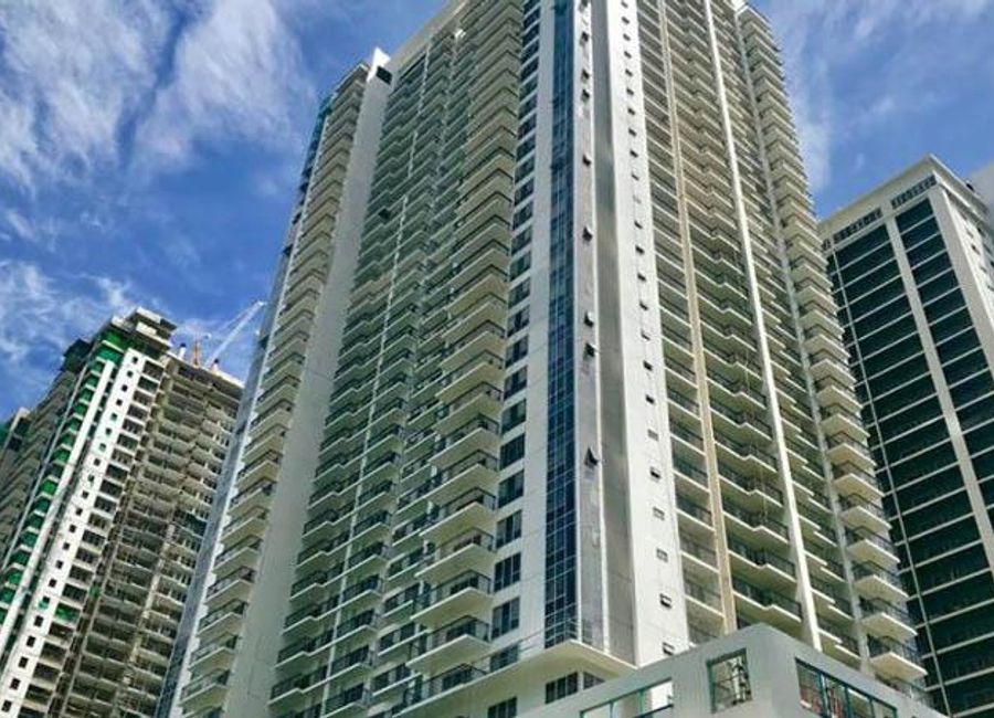 Below Market Value!! 3 Bedroom Condo with 1 Parking Slot For Sale in ...