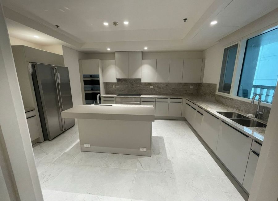 3BR UNIT WITH PARKING FOR SALE IN ONE ROXAS TRIANGLE | Lamudi.com.ph