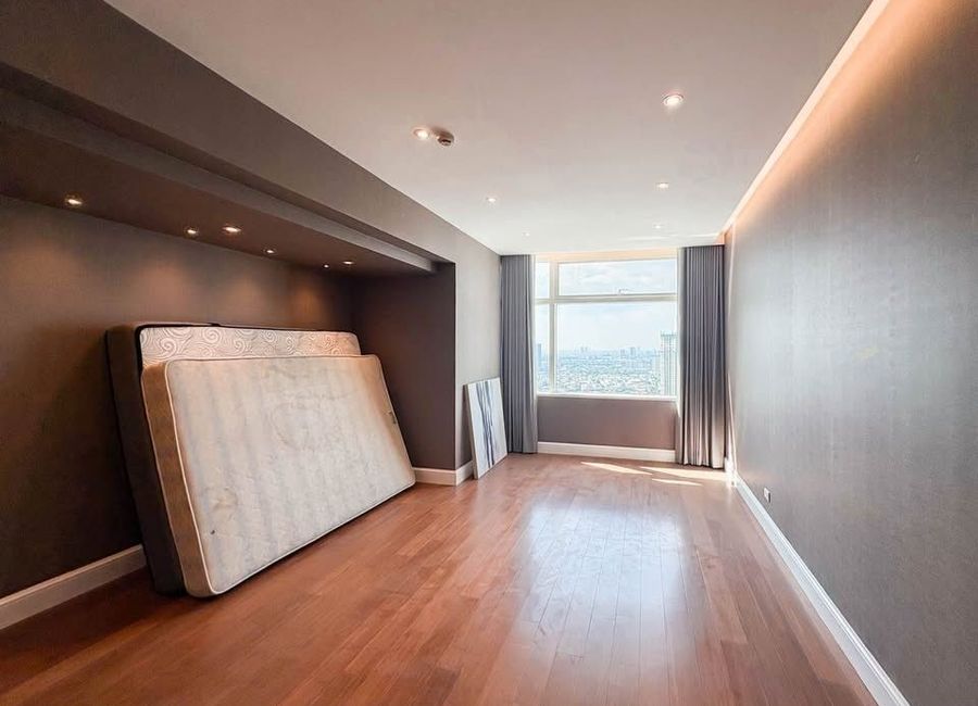 BARE 3BR UNIT WITH PARKING FOR SALE IN ONE ROXAS TRIANGLE | Lamudi.com.ph