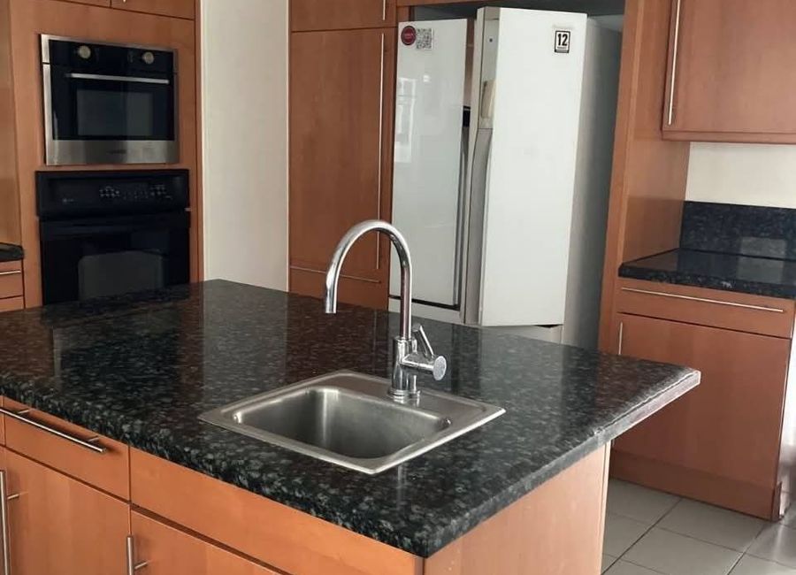 FULLY FURNISHED 3BR UNIT WITH PARKING FOR SALE IN ONE ROXAS TRIANGLE ...