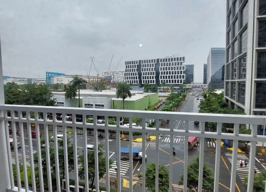 1BR UNIT WITH BALCONY FOR SALE IN SHORE RESIDENCES | Lamudi.com.ph