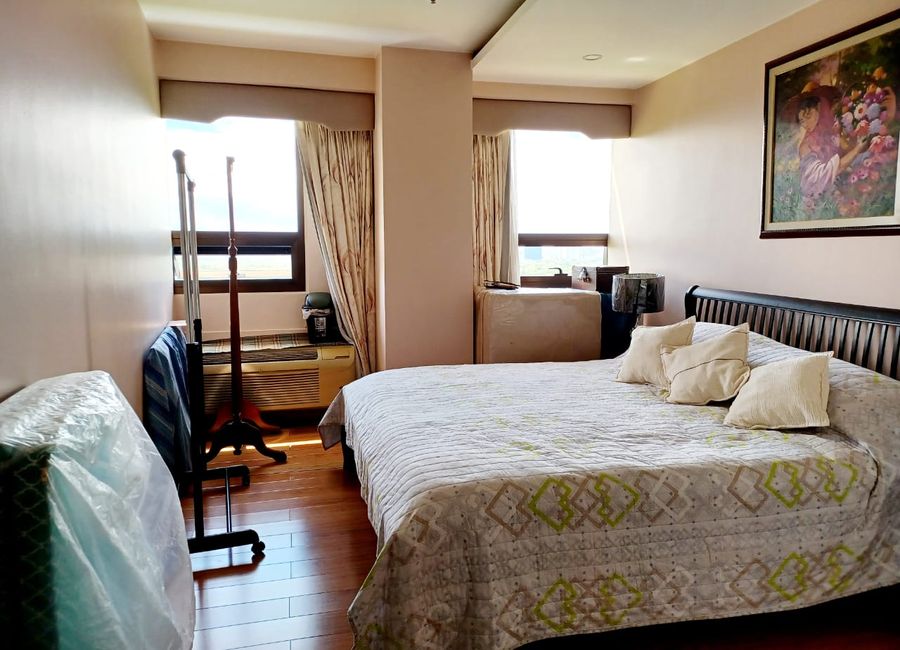 BGC / ICON RESIDENCES 3 Bedroom with 1 Parking facing Golf Course Views ...