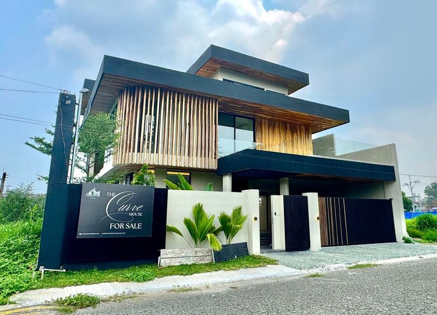 Stunning 3-storey 5-bedroom Designer residence in Neopolitan Fairview ...