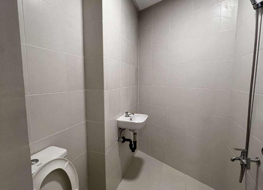 UP Village Brandnew Spacious Townhouse with 5 Bedrooms 4 Car Garage ...