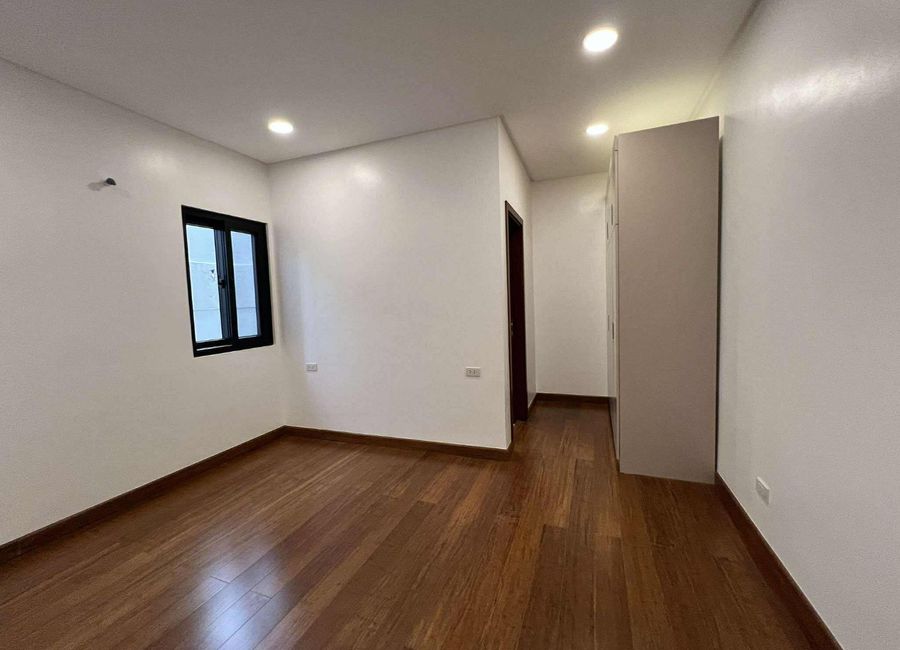 UP Village Brandnew Spacious Townhouse with 5 Bedrooms 4 Car Garage ...
