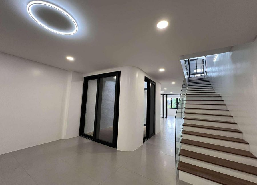 UP Village Brandnew Spacious Townhouse with 5 Bedrooms 4 Car Garage ...