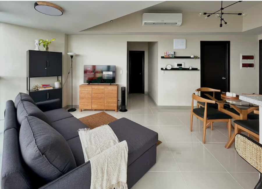 Good Deal 2 Bedroom 2BR Unit for Sale in Uptown Parksuites BGC Taguig ...