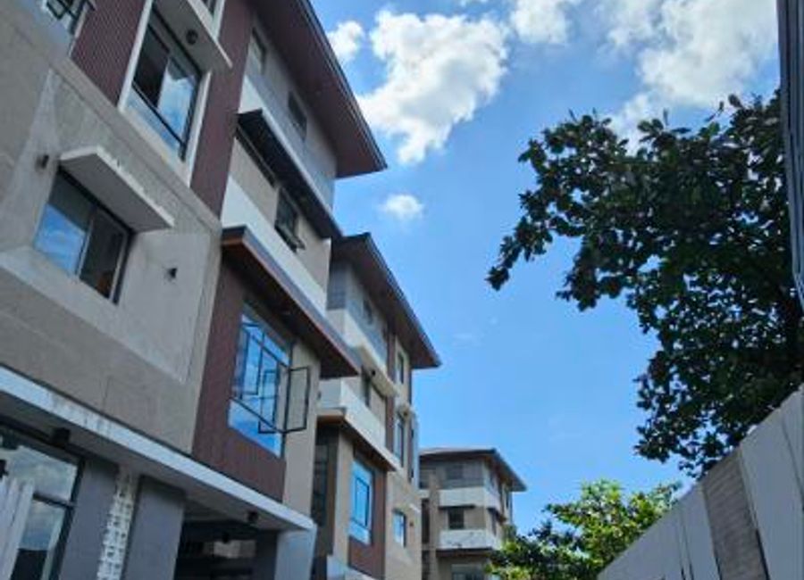 BRAND NEW TOWNHOUSES WALKING DISTANCE TO TOMAS MORATO | Lamudi.com.ph