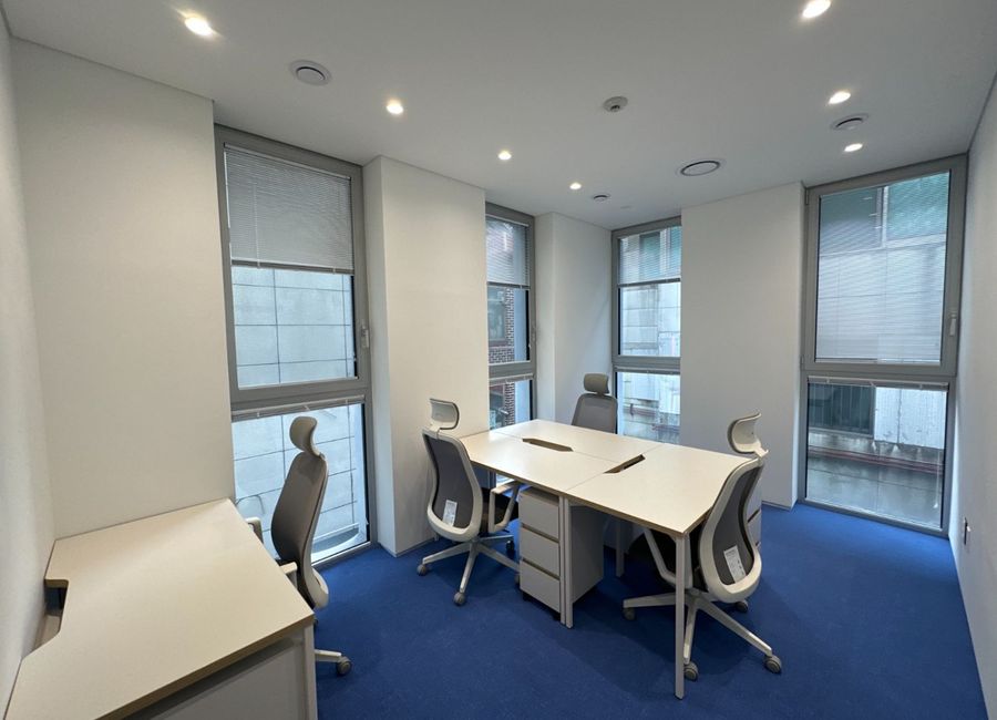 Ruang kantor pribadi berlayanan lengkap untuk Anda dan tim di HQ Wisma ...