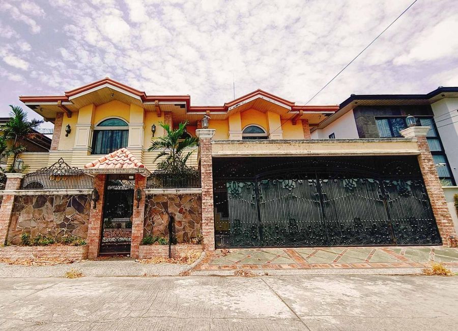 70M Two Storey European-style home with 6 Bedrooms for sale in Moonwalk ...