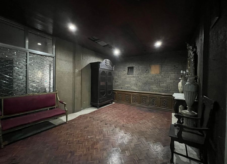 Flat terrain lot with old house for sale in Blue Ridge A | Lamudi.com.ph