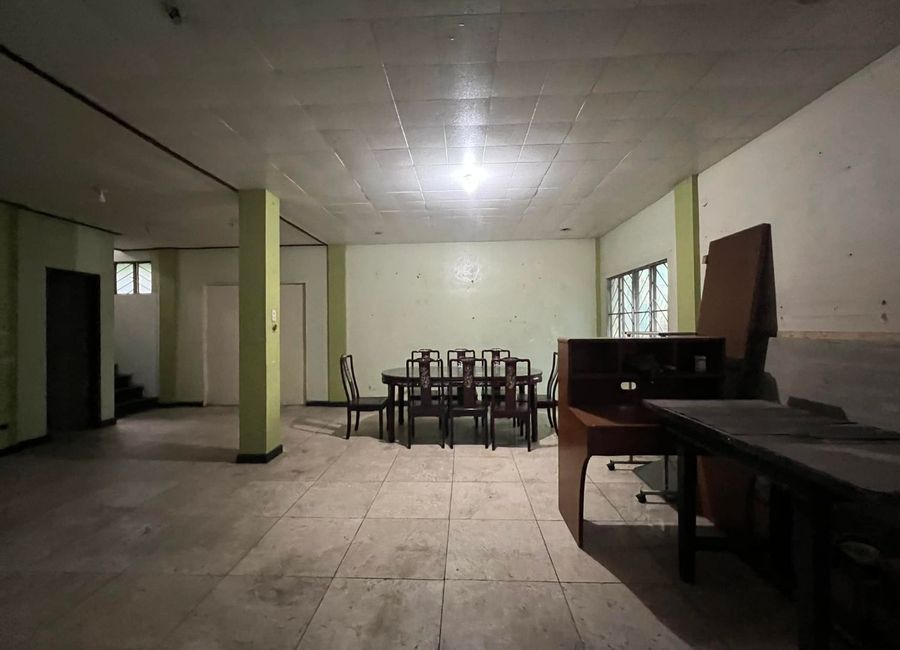 Flat terrain lot with old house for sale in Blue Ridge A | Lamudi.com.ph