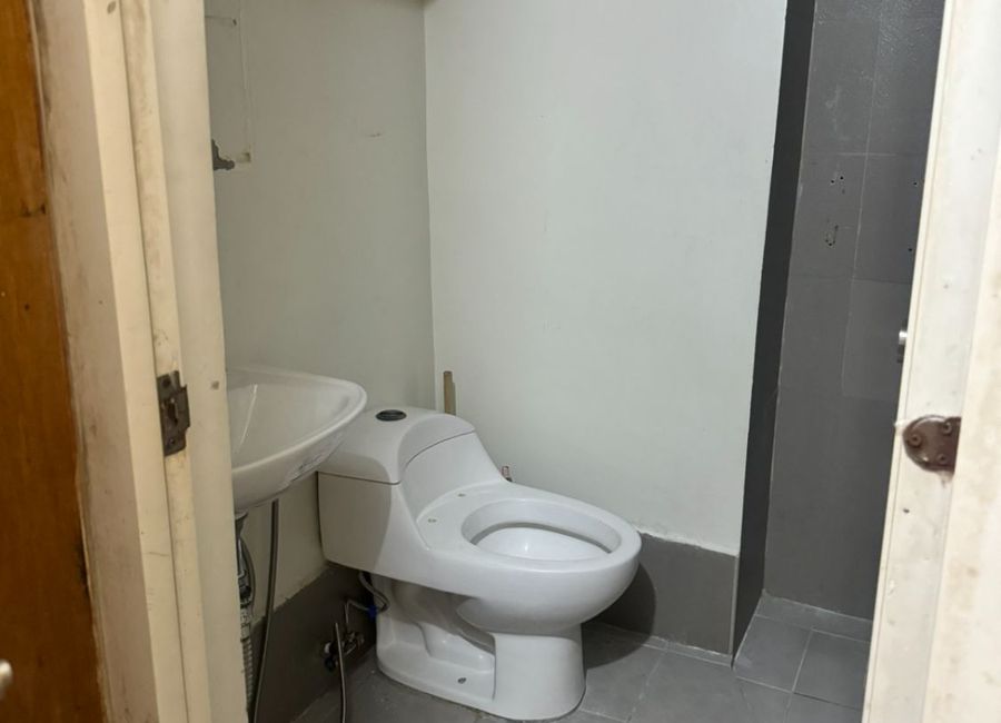 For Rent Studio Semi furnished condo unit Sta Ana near Pedro Gil ...