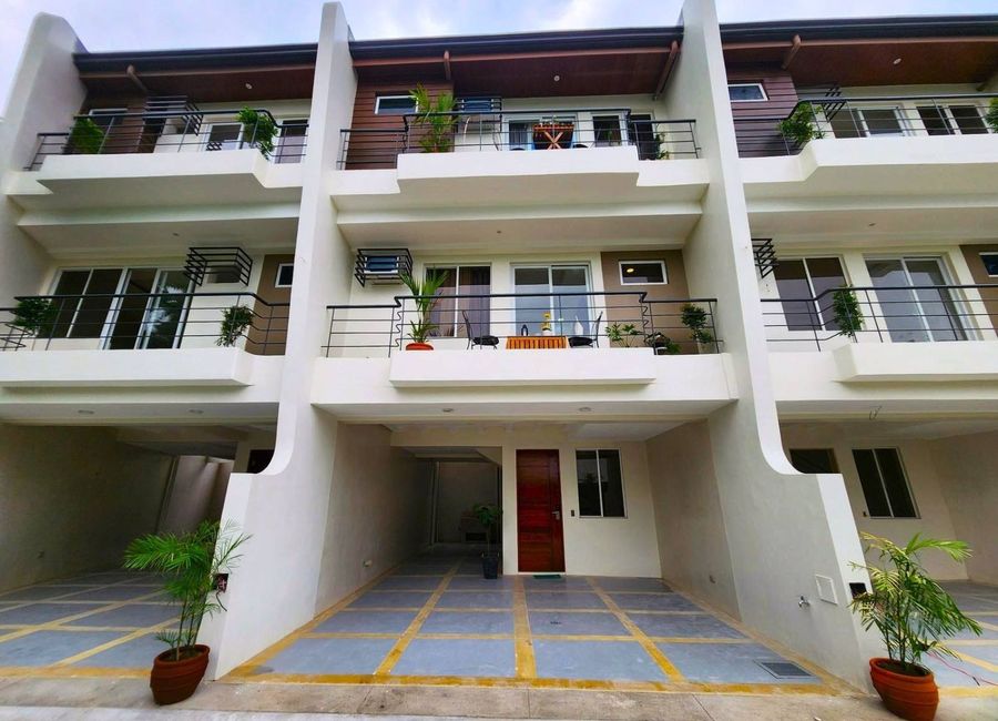 Near West Service Road Townhouse for Sale in Merville Village Paranaque ...