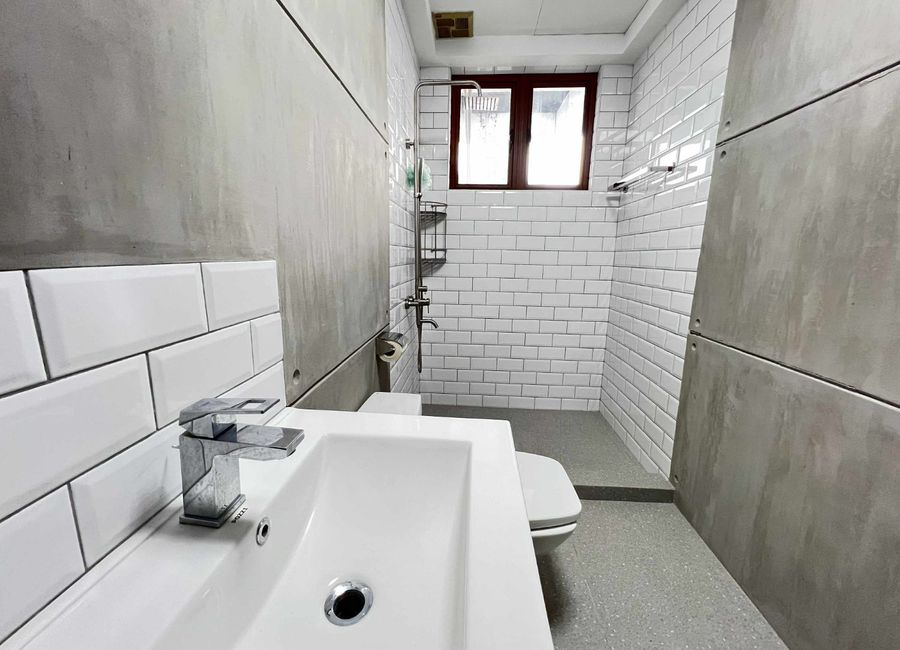 For Sale: Very Well-Maintained Modern House located at Vienna St ...