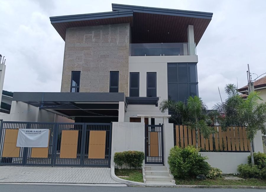 Two Storey Residential House and Lot with Attic Near SLEX For Sale in ...