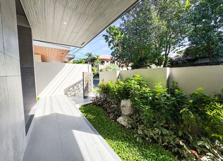 Modern Brand-New Semi Furnished House and Lot for Sale in BF Homes ...