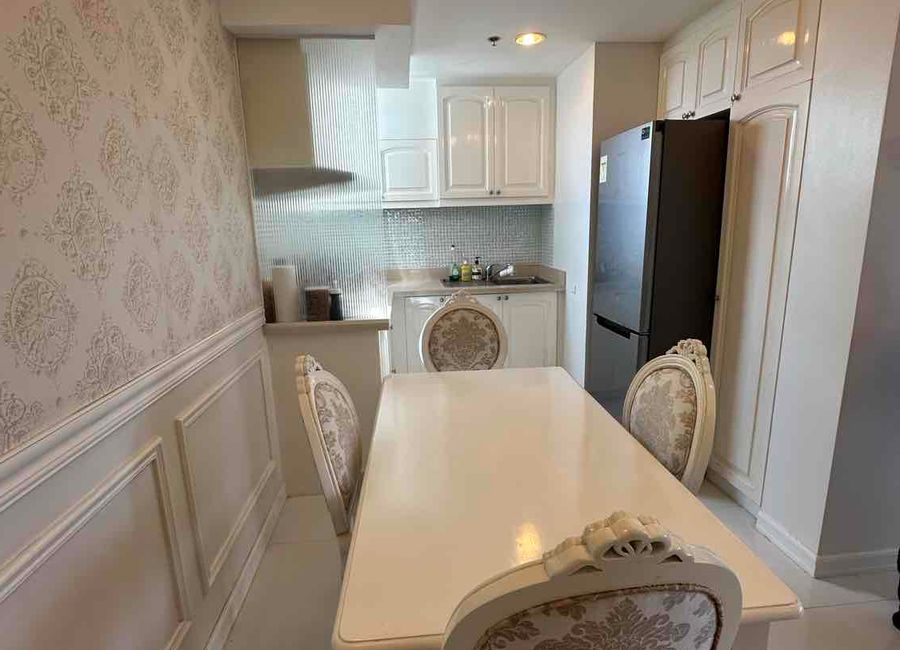 Fully Furnished 1 bedroom Corner unit with parking | Lamudi.com.ph