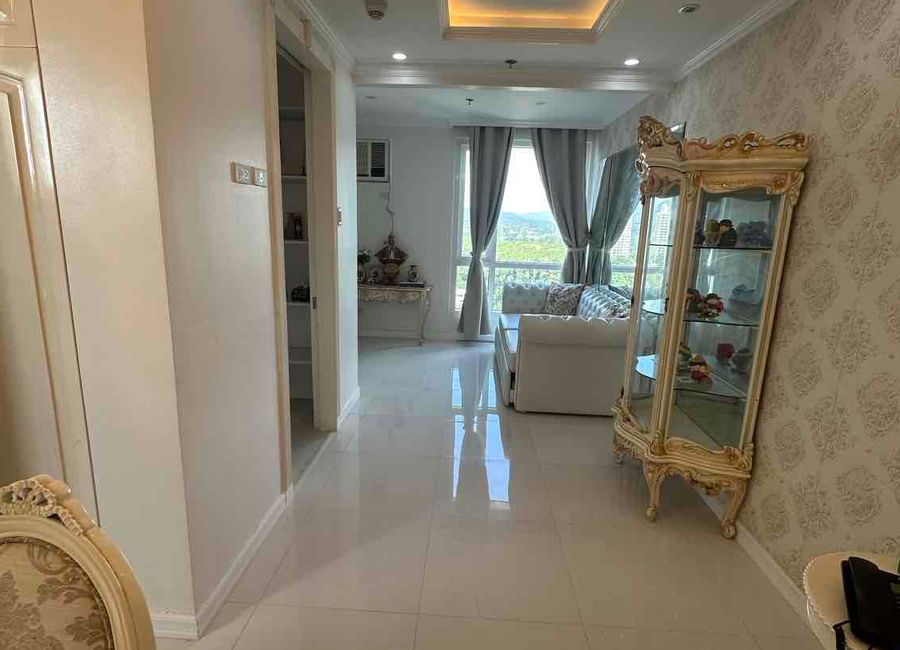 Fully Furnished 1 bedroom Corner unit with parking | Lamudi.com.ph