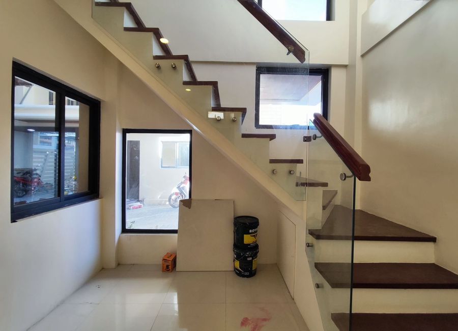 15M- FOR SALE 3 STOREY TOWNHOUSE w/ 3 BEDROOMS PLUS BALCONY, LOCATED IN ...