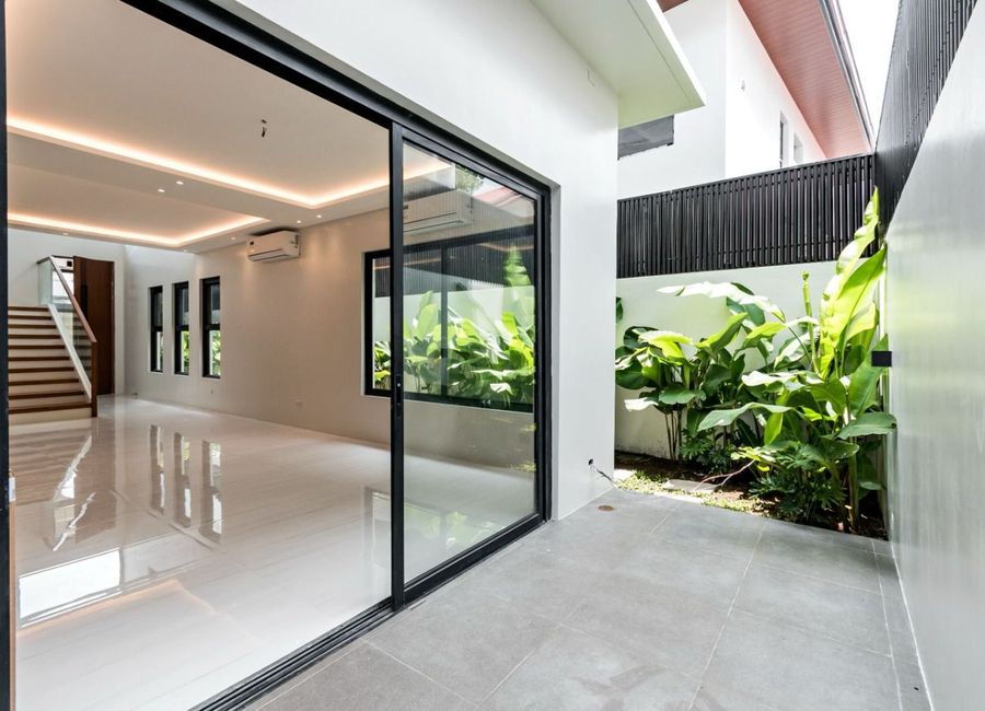 320 sqm 5BR House for Sale at BF West Executive Village | Lamudi.com.ph