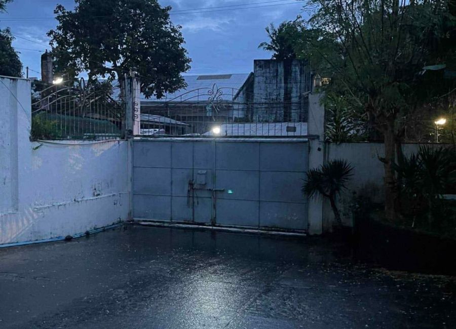 Spacious Gated House on 714 sqm near CPU, Jaro Cathedral and Plaza Jaro ...