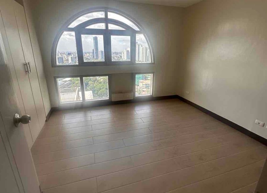 FL:Suntrust Capitol Plaza an oversized 247.73 sqm loft-type 3BR with ...