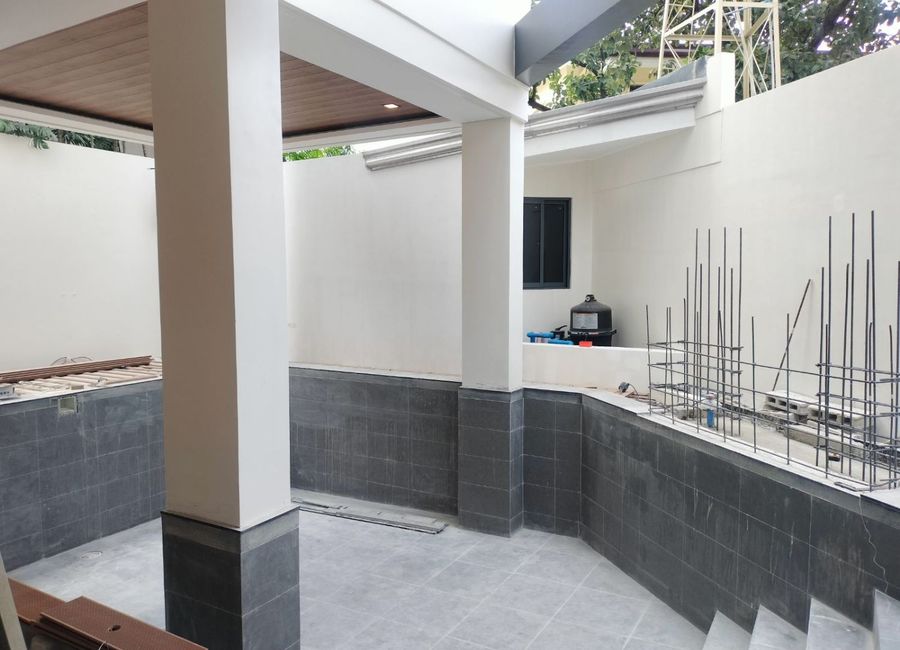 Merville Park Subdivision House and Lot with Swimming Pool and Attic ...