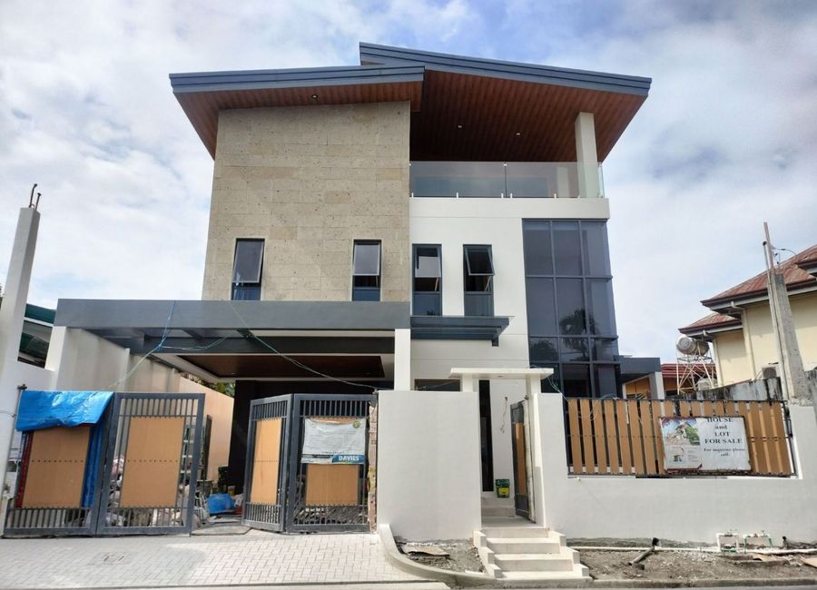 Merville Park Subdivision House and Lot with Swimming Pool and Attic ...